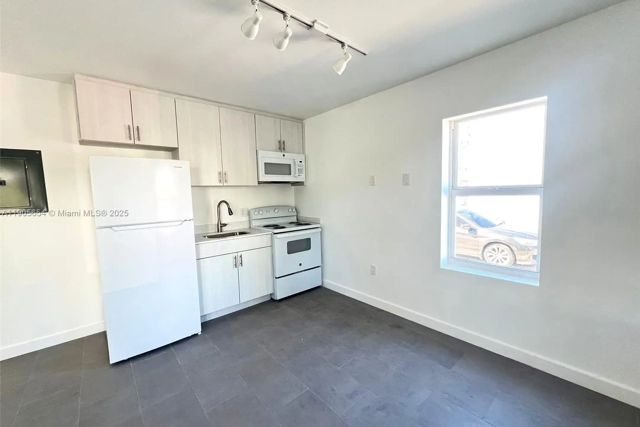 1541 NW 1st Pl unit 4 - Miami, FL 33136 | ApartmentGuide.com