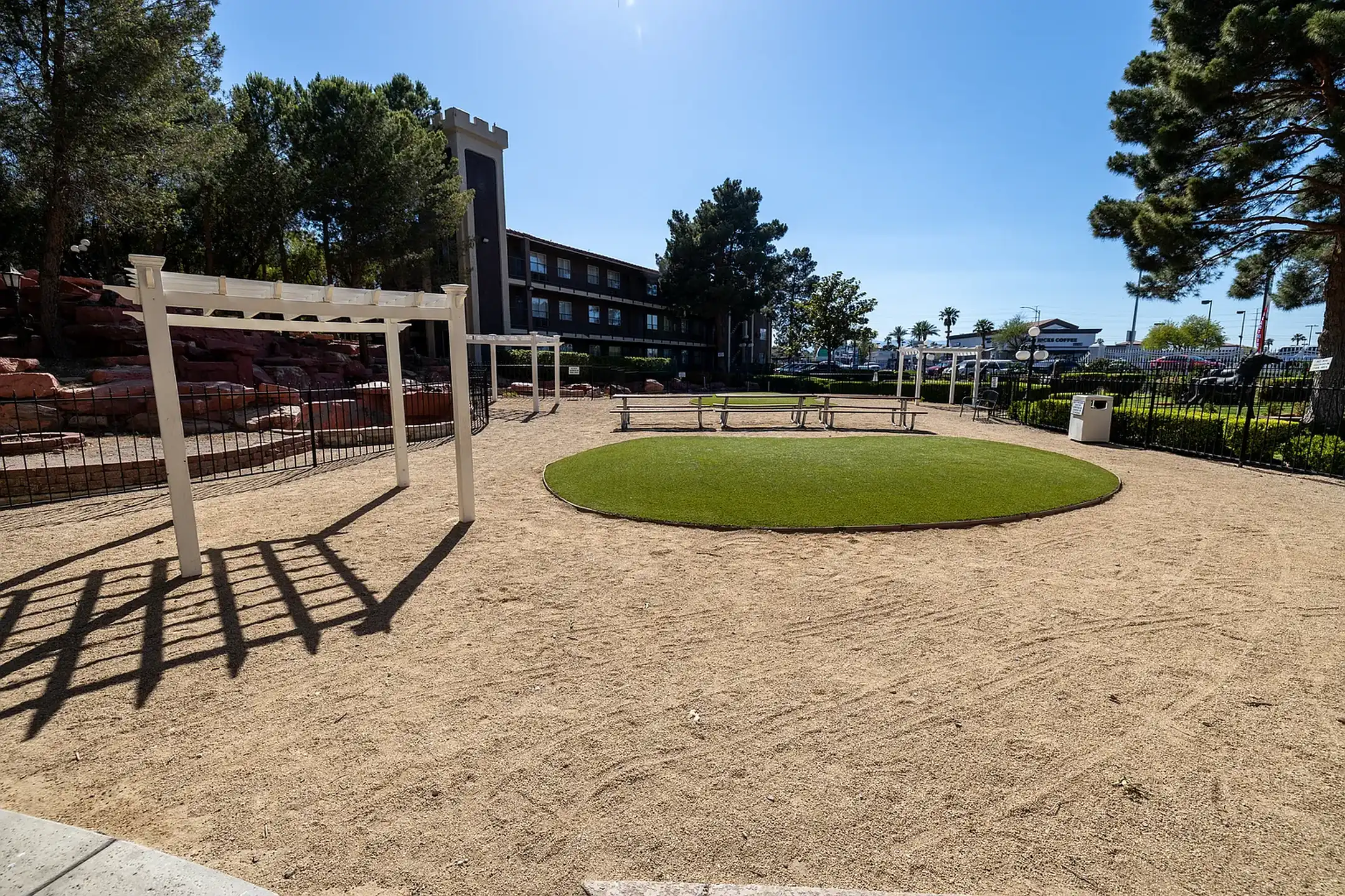 Sportsman's Royal Manor - Las Vegas, NV 89122 | ApartmentGuide.com