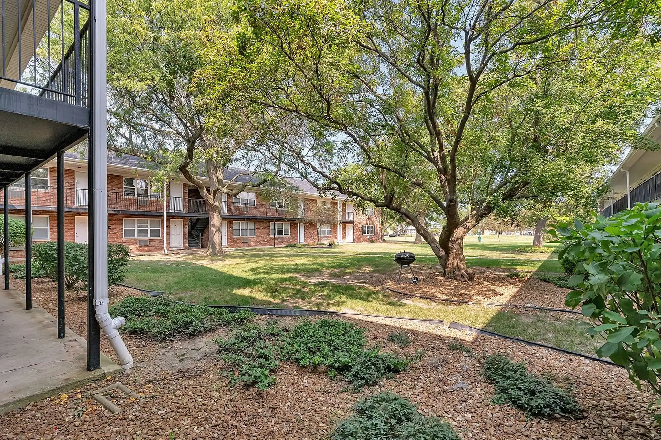 Iron Gate Apartments - Glen Ellyn, IL 60137 | ApartmentGuide.com