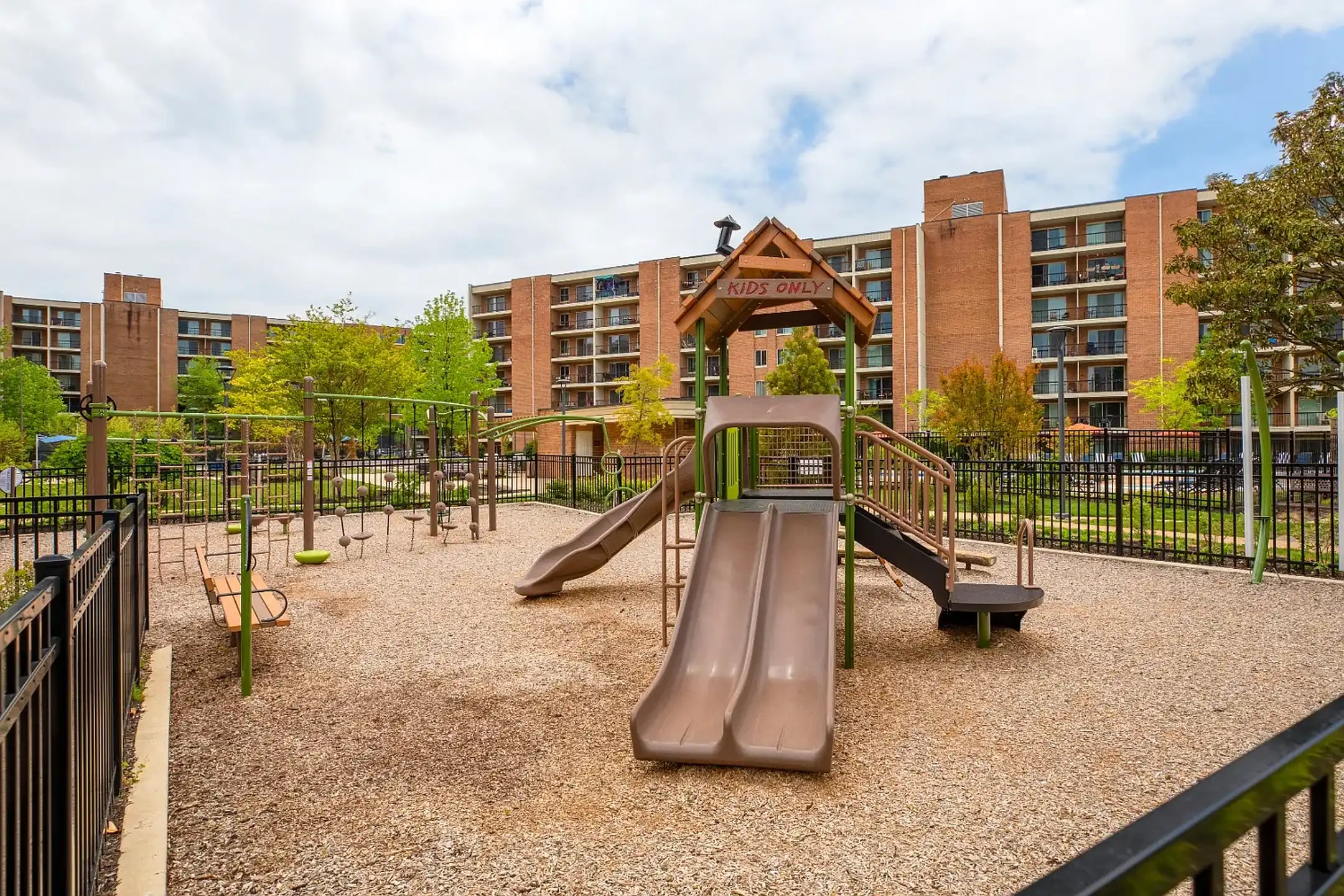 Falls Green - Falls Church, VA 22044 | ApartmentGuide.com