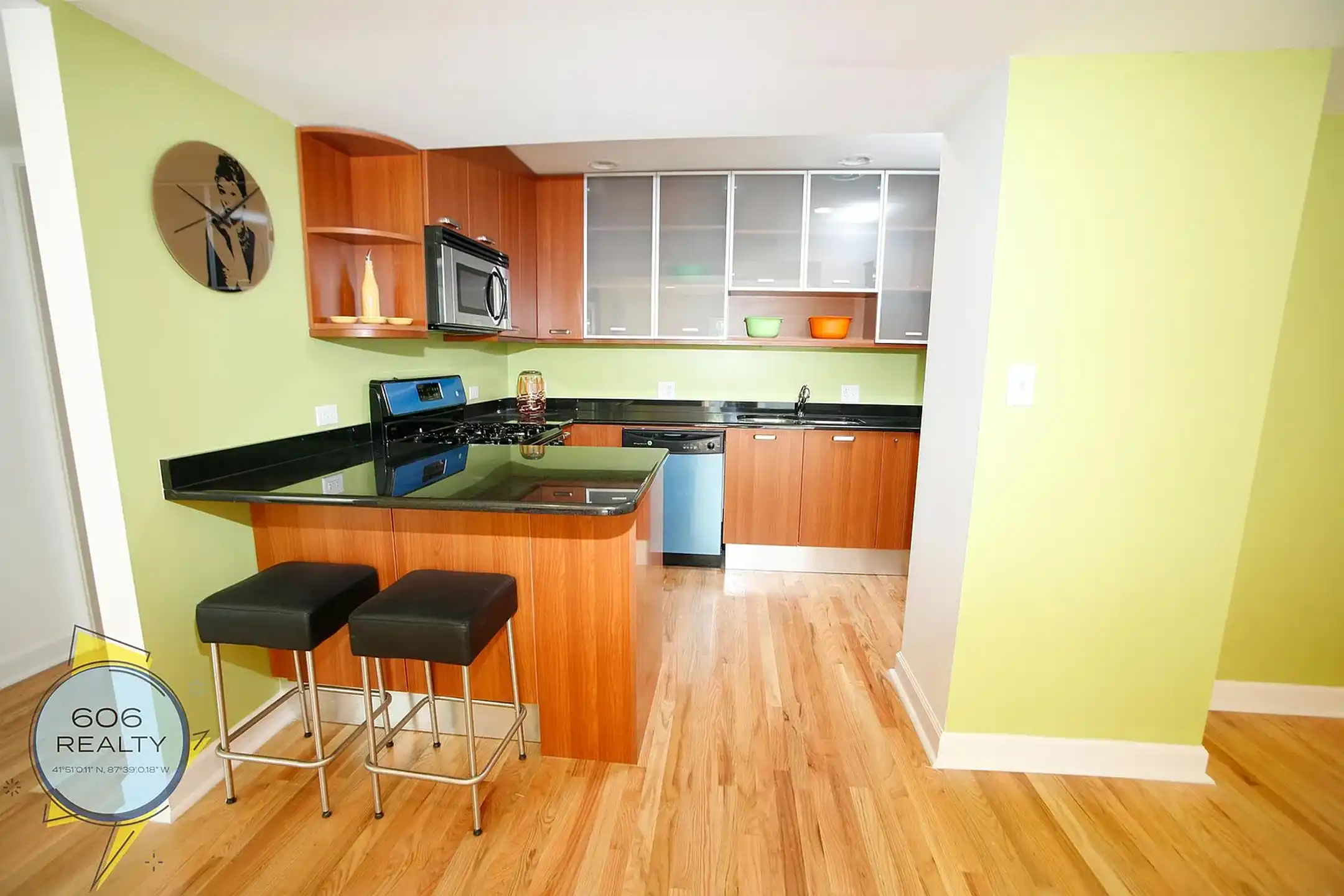 6954 N Greenview Ave - Chicago, IL 60626 | ApartmentGuide.com