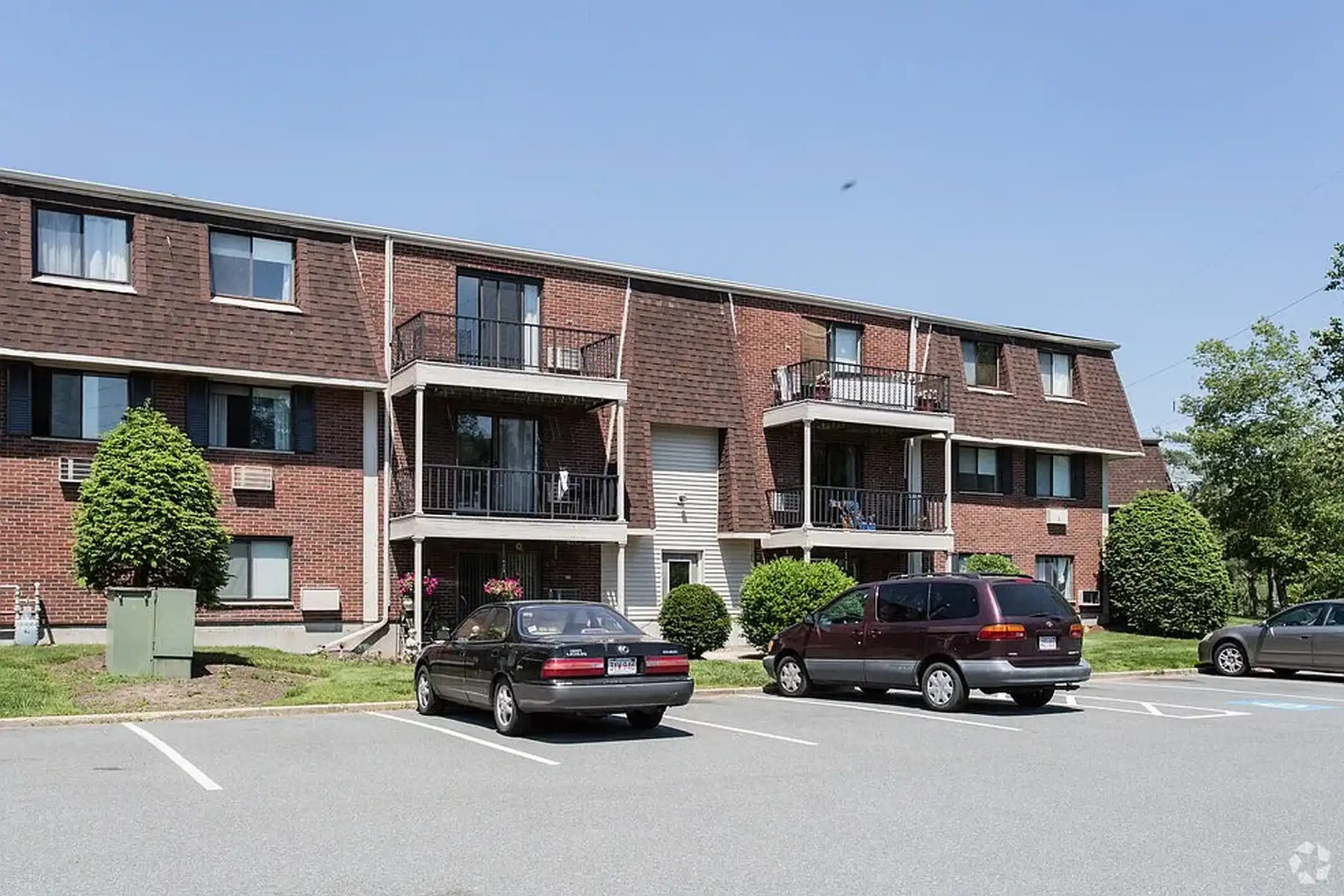 Oak Ridge Village Apartments - Milford, MA 01757 | ApartmentGuide.com