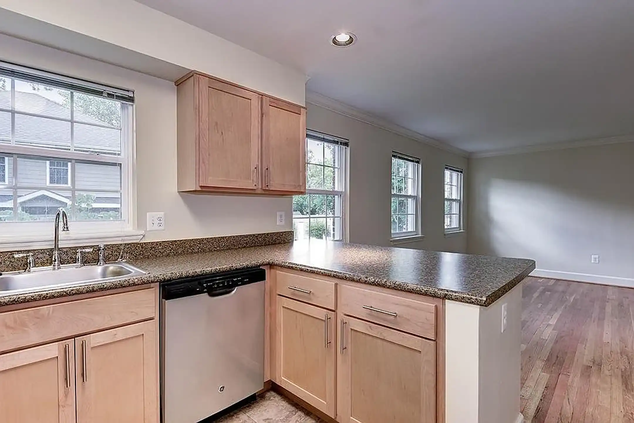 The Gardens at Del Ray - Alexandria, VA 22301 | ApartmentGuide.com