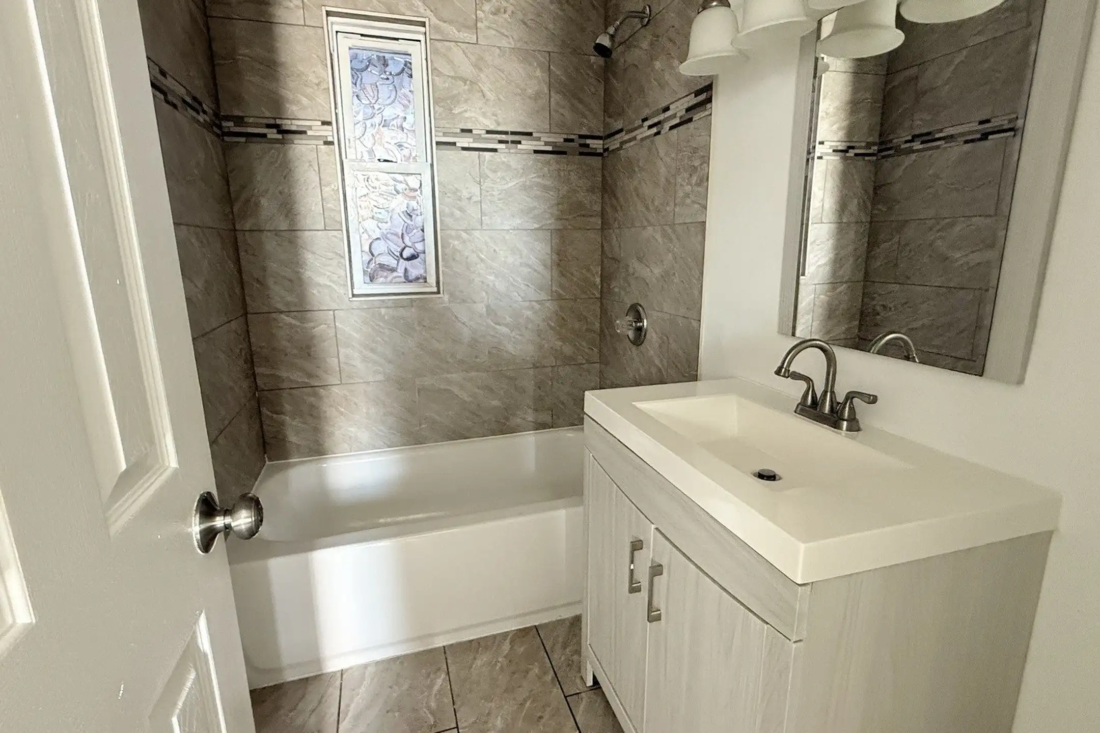 8438 S Baltimore Ave #1R - Chicago, IL 60617 | ApartmentGuide.com