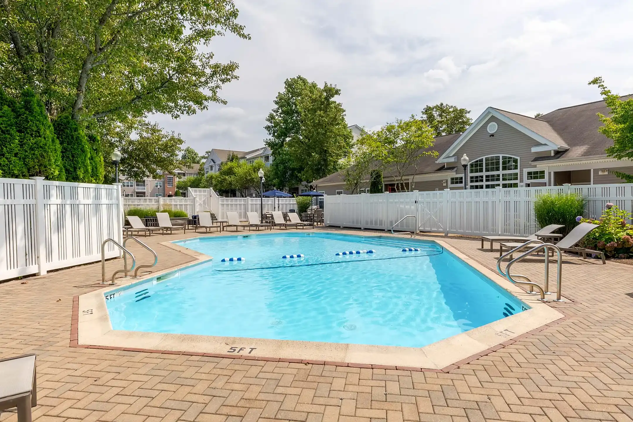 Greenwich Place - West Warwick, RI 02893 | ApartmentGuide.com