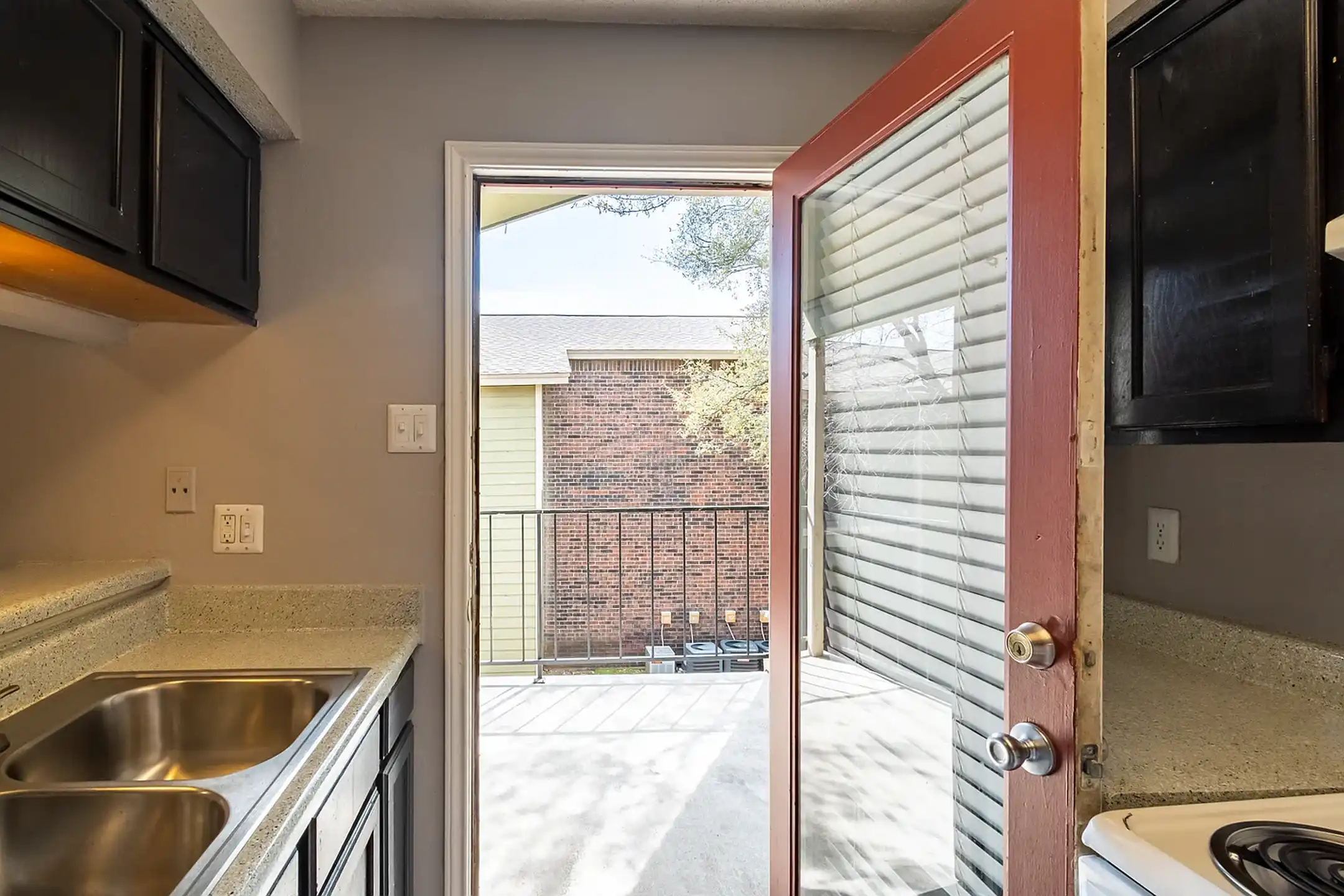 La Prada Place Apartments - Dallas, TX 75228 | ApartmentGuide.com