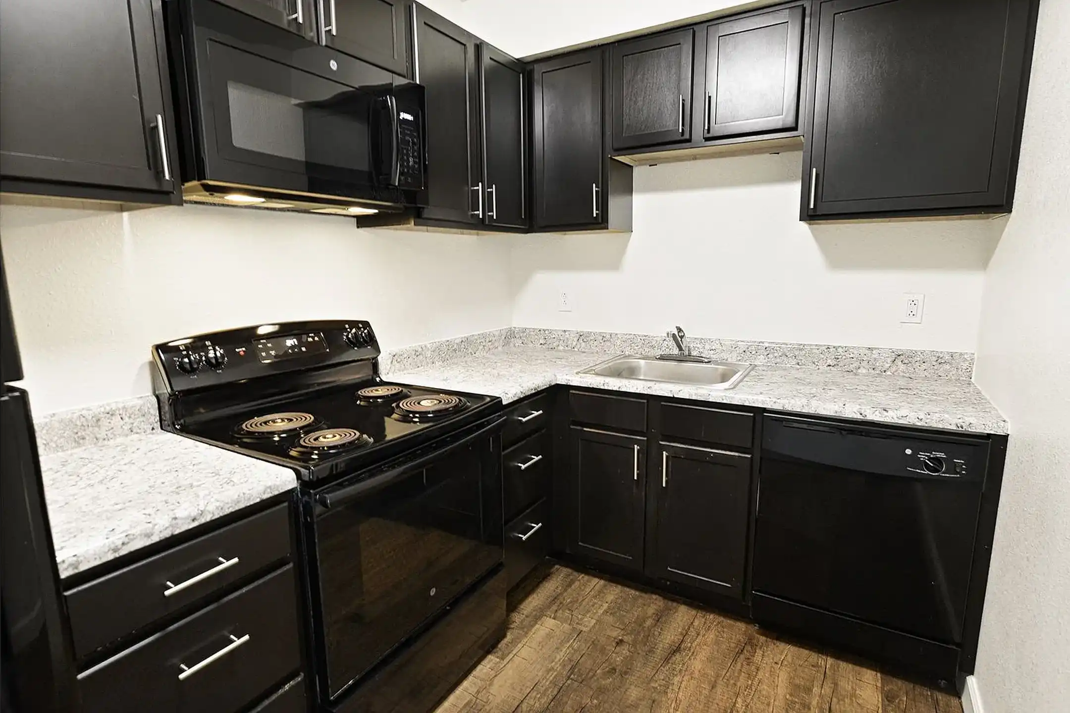 Metro Apartments at Wood River - Wood River, IL 62095 | ApartmentGuide.com