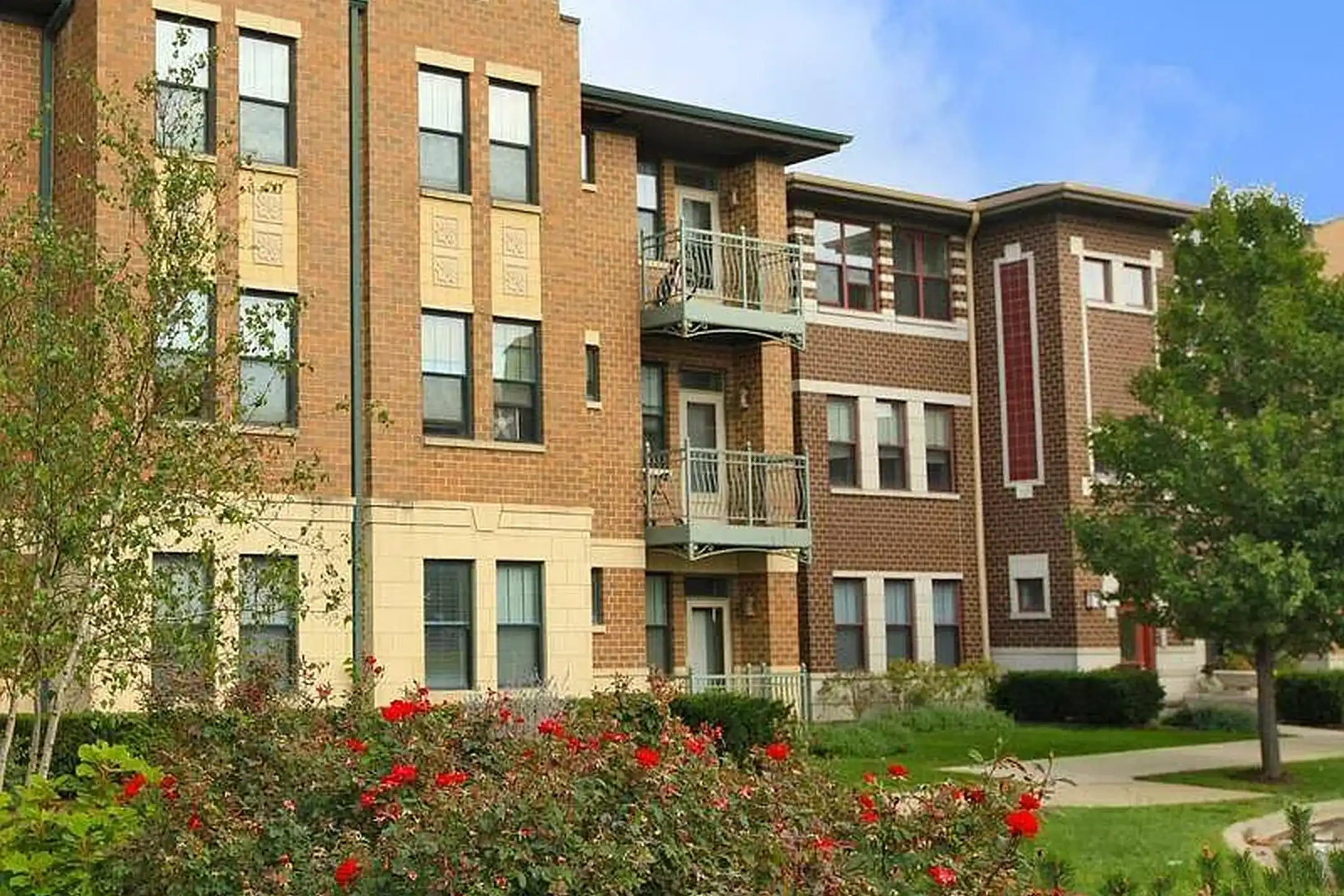 Oakwood Shores - Chicago, IL 60653 | ApartmentGuide.com