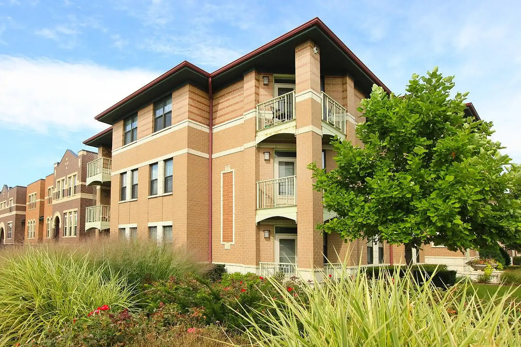 Oakwood Shores - Chicago, IL 60653 | ApartmentGuide.com