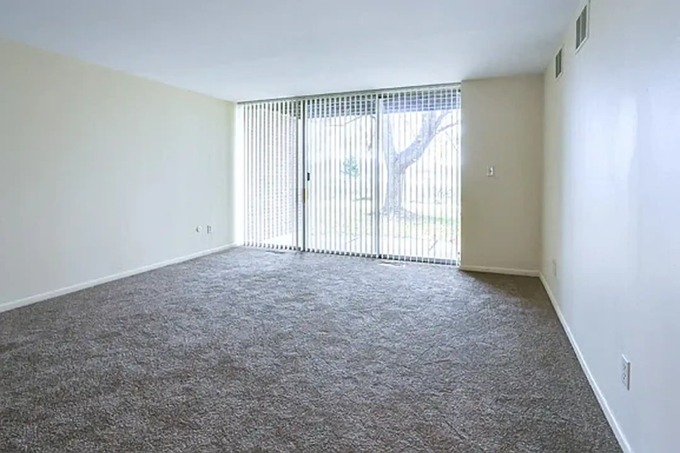 Amherst Manor Apartments - Amherst, NY 14221 | ApartmentGuide.com