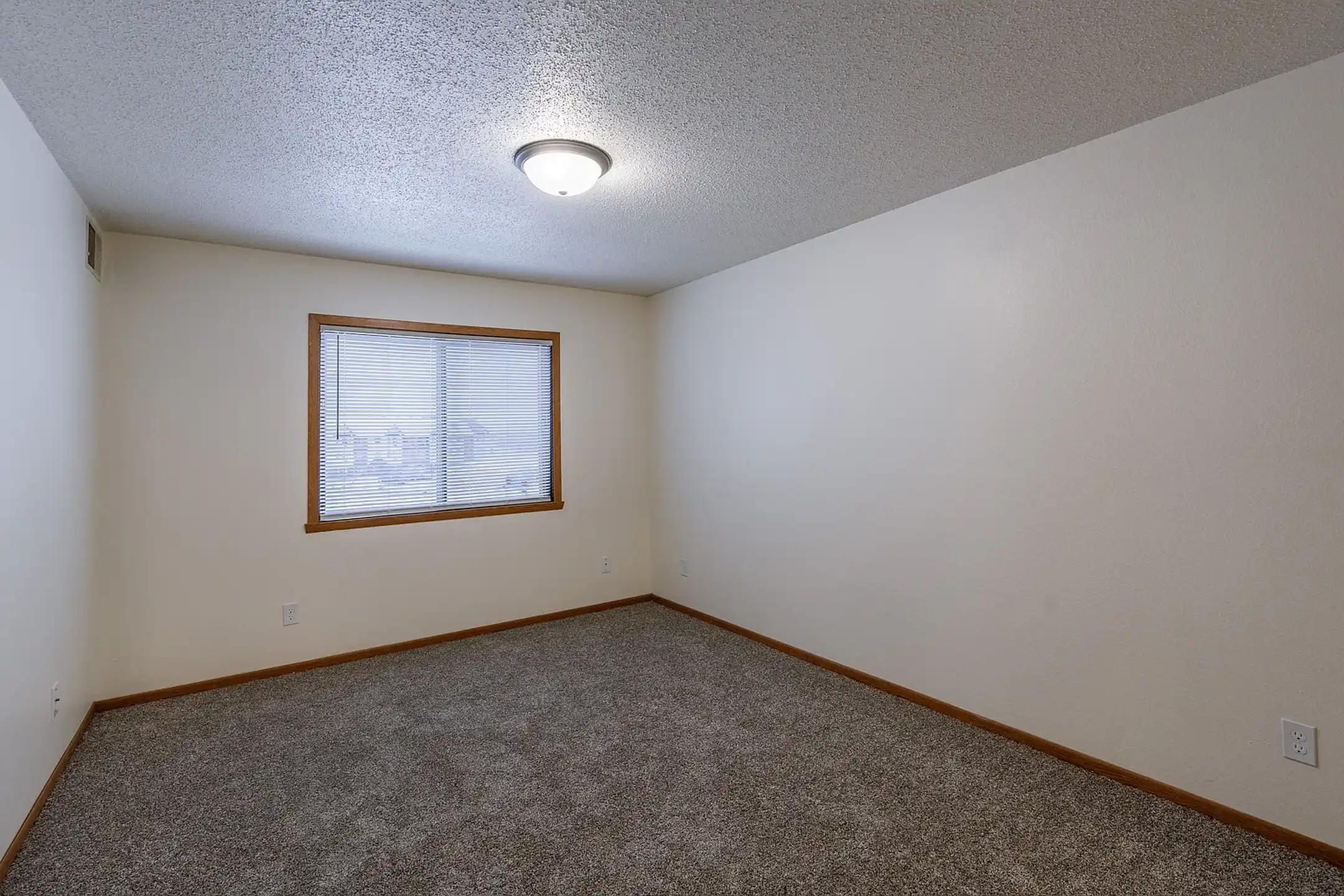 Willow Park - Fargo, ND 58103 | ApartmentGuide.com