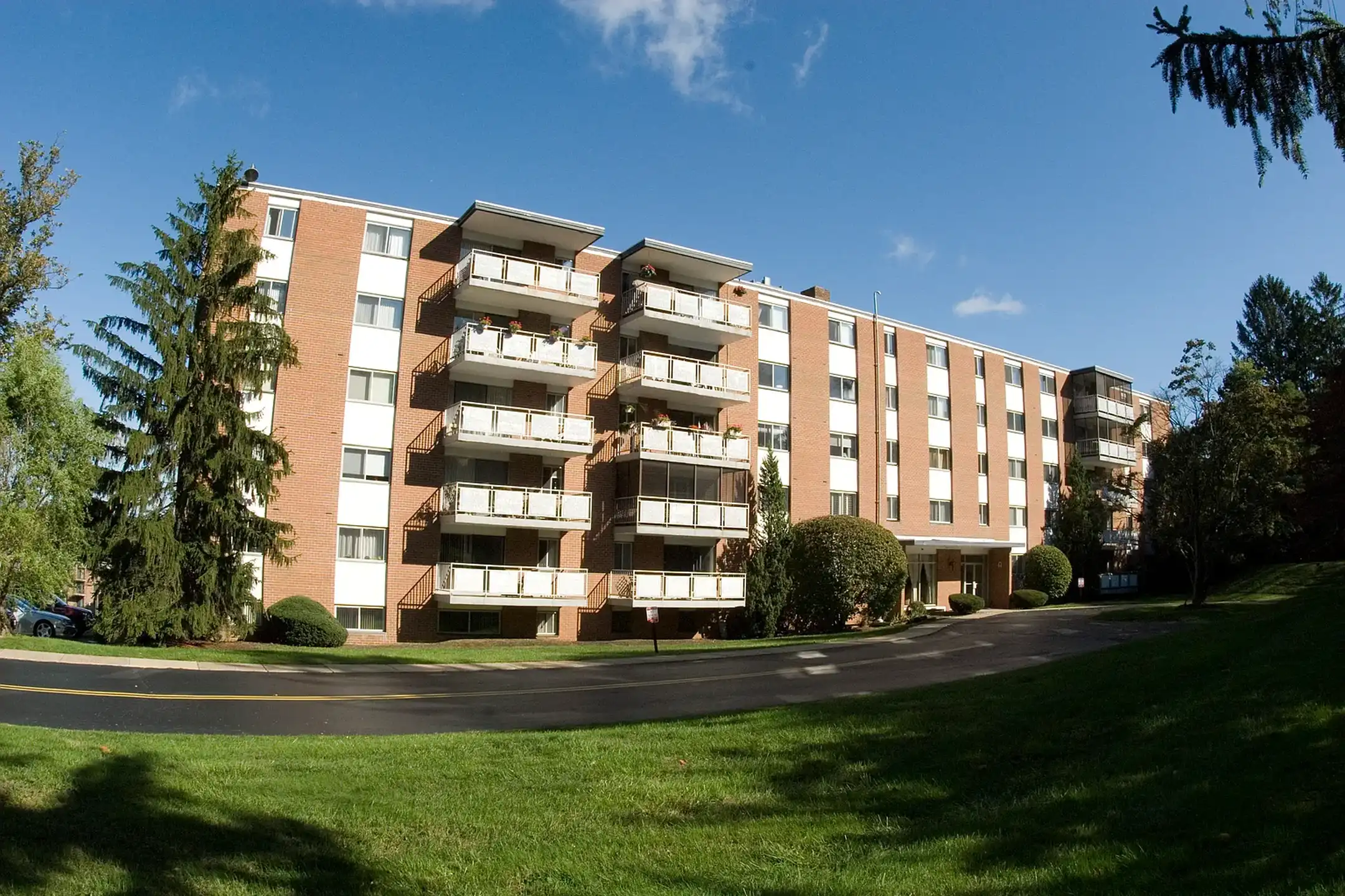 Newtown Towers - Newtown Square, PA 19073 | ApartmentGuide.com