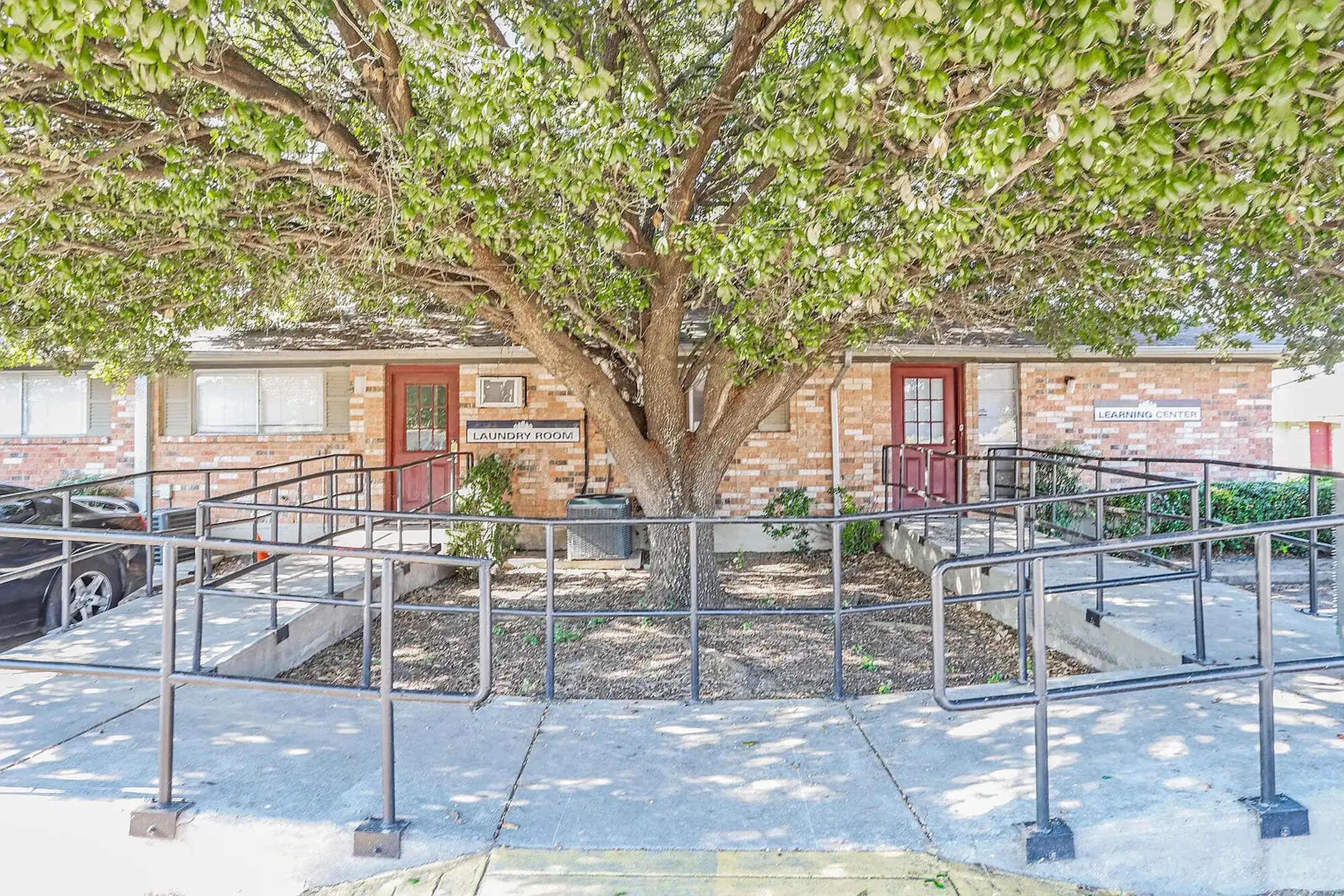 Springfield Manor - Kirby, TX 78219 | ApartmentGuide.com