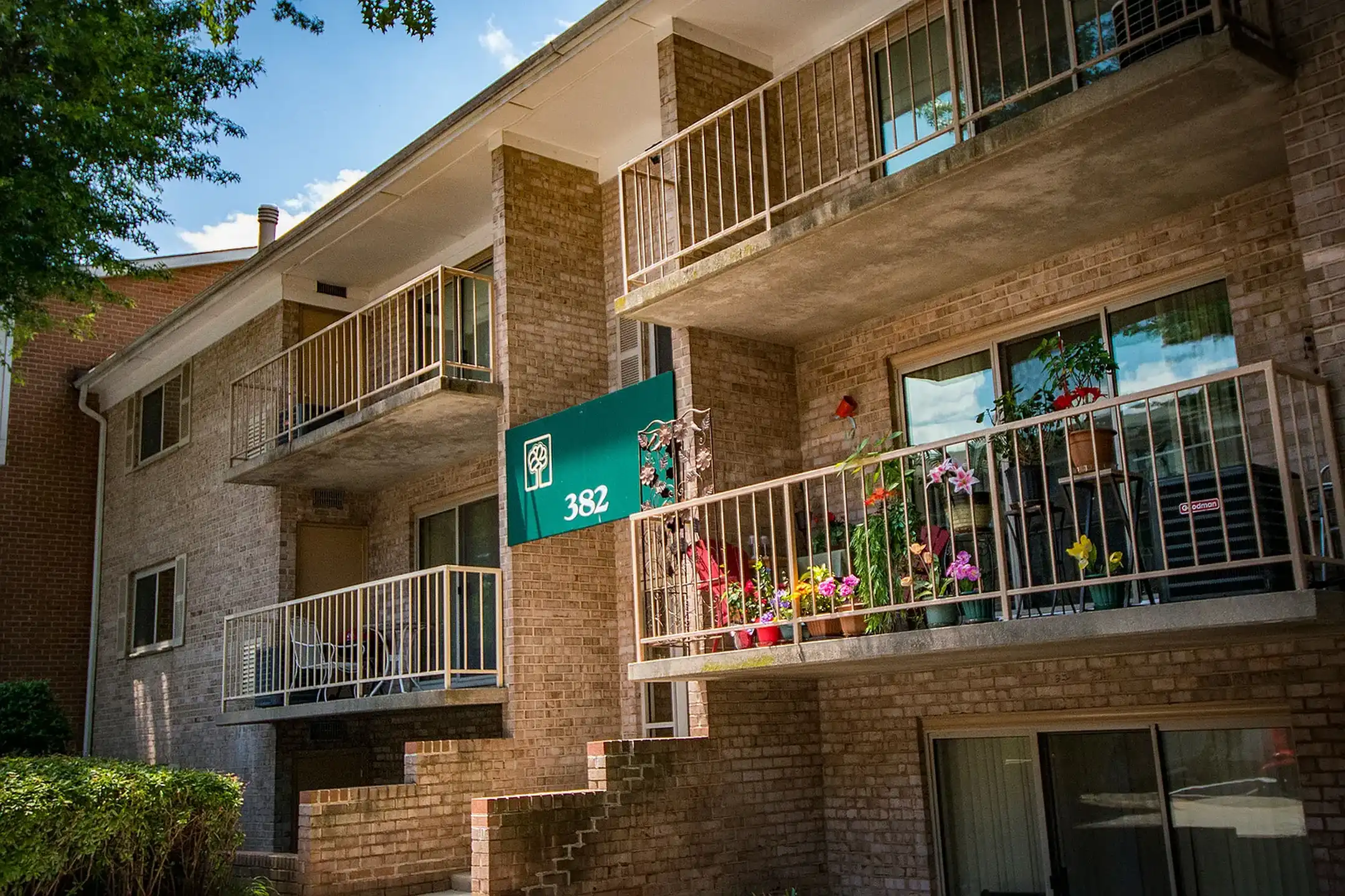 Spring Ridge Apartments - Gaithersburg, MD 20877 | ApartmentGuide.com