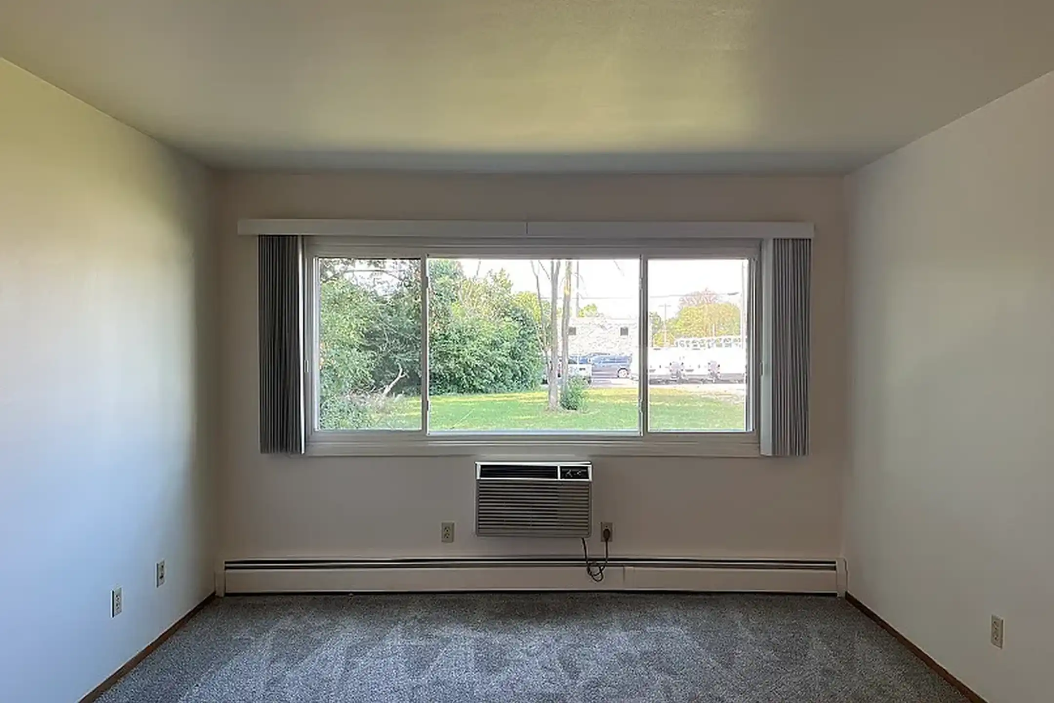 Ridge Manor Apartments - Hales Corners, WI 53130 | ApartmentGuide.com