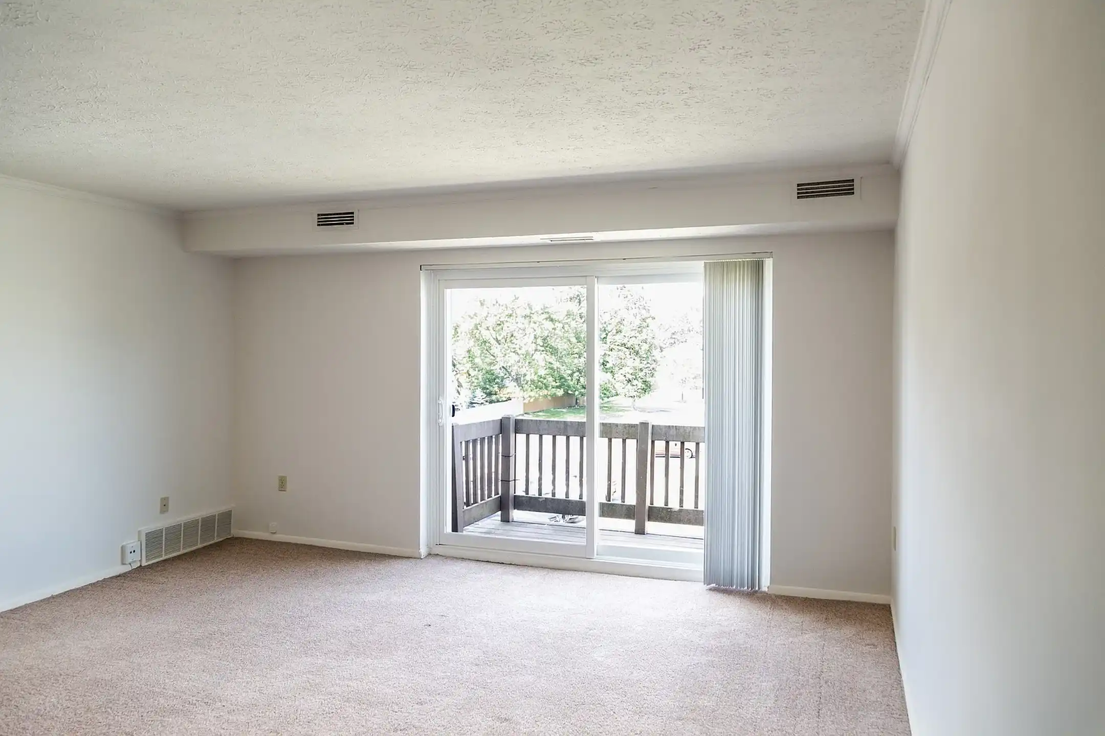 Hummingbird Pointe & The Gardens - Parma, OH 44129 | ApartmentGuide.com