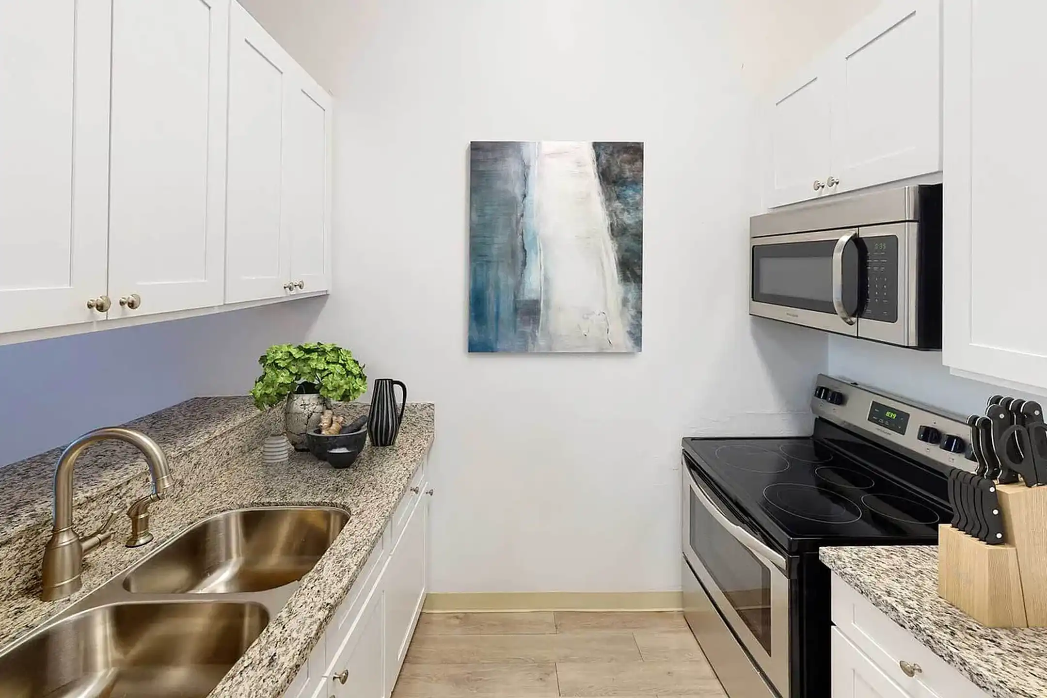 Oxnard Plaza - North Hollywood, CA 91606 | ApartmentGuide.com