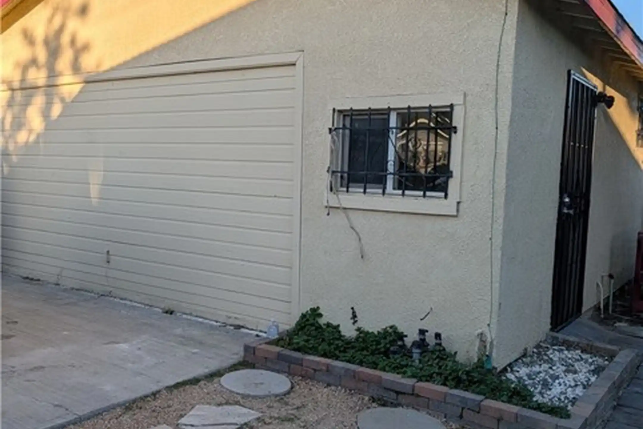 11212 Grape St - Los Angeles, CA 90059 | ApartmentGuide.com