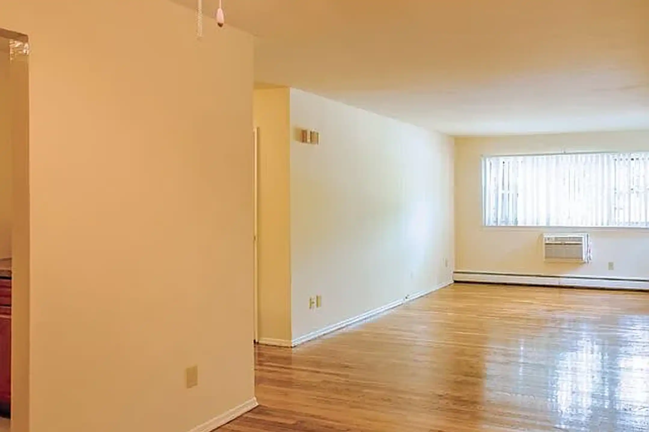 Valley Manor Apartments - Edison, NJ 08817 | ApartmentGuide.com