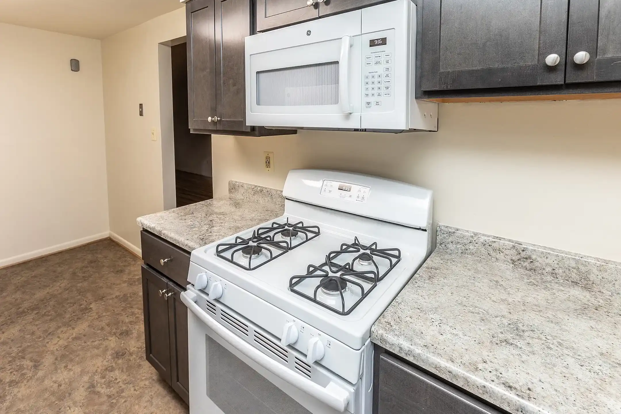 Foxridge Townhomes - Essex, MD 21221 | ApartmentGuide.com