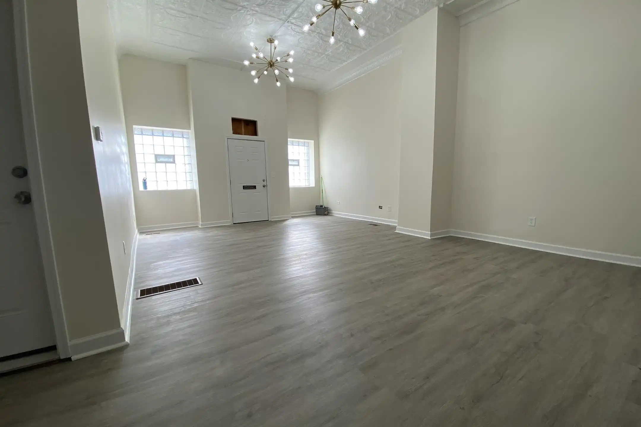 4450 S Wood St unit 1 FRONT - Chicago, IL 60609 | ApartmentGuide.com
