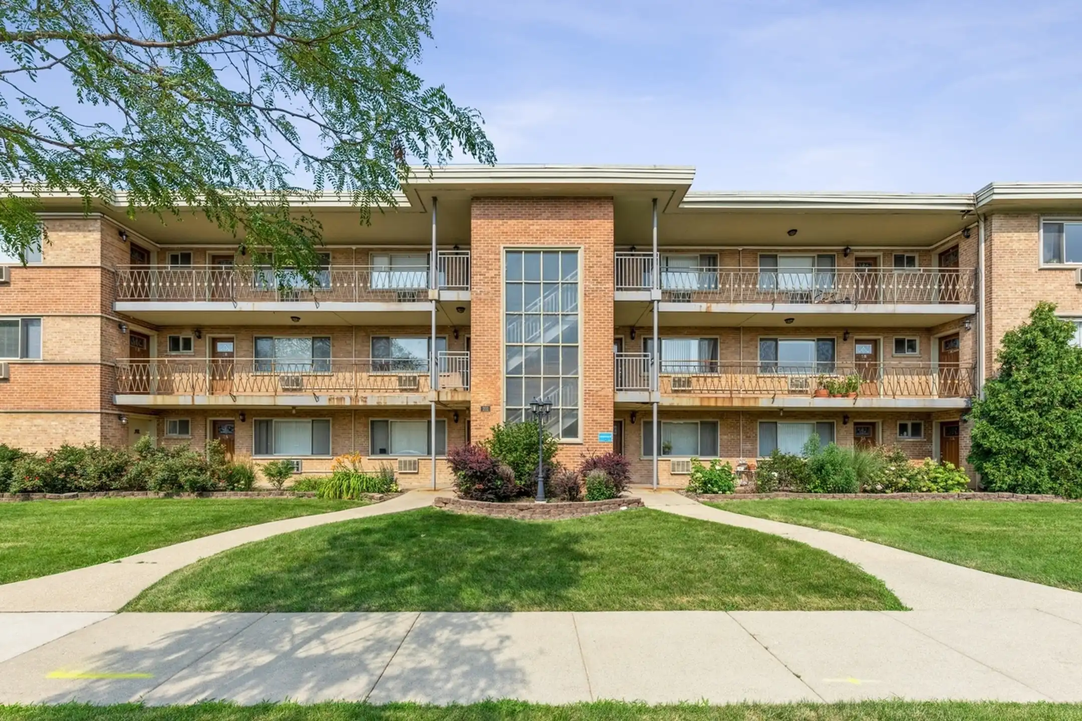 222 N Salem Ave - Arlington Heights, IL 60005 | ApartmentGuide.com