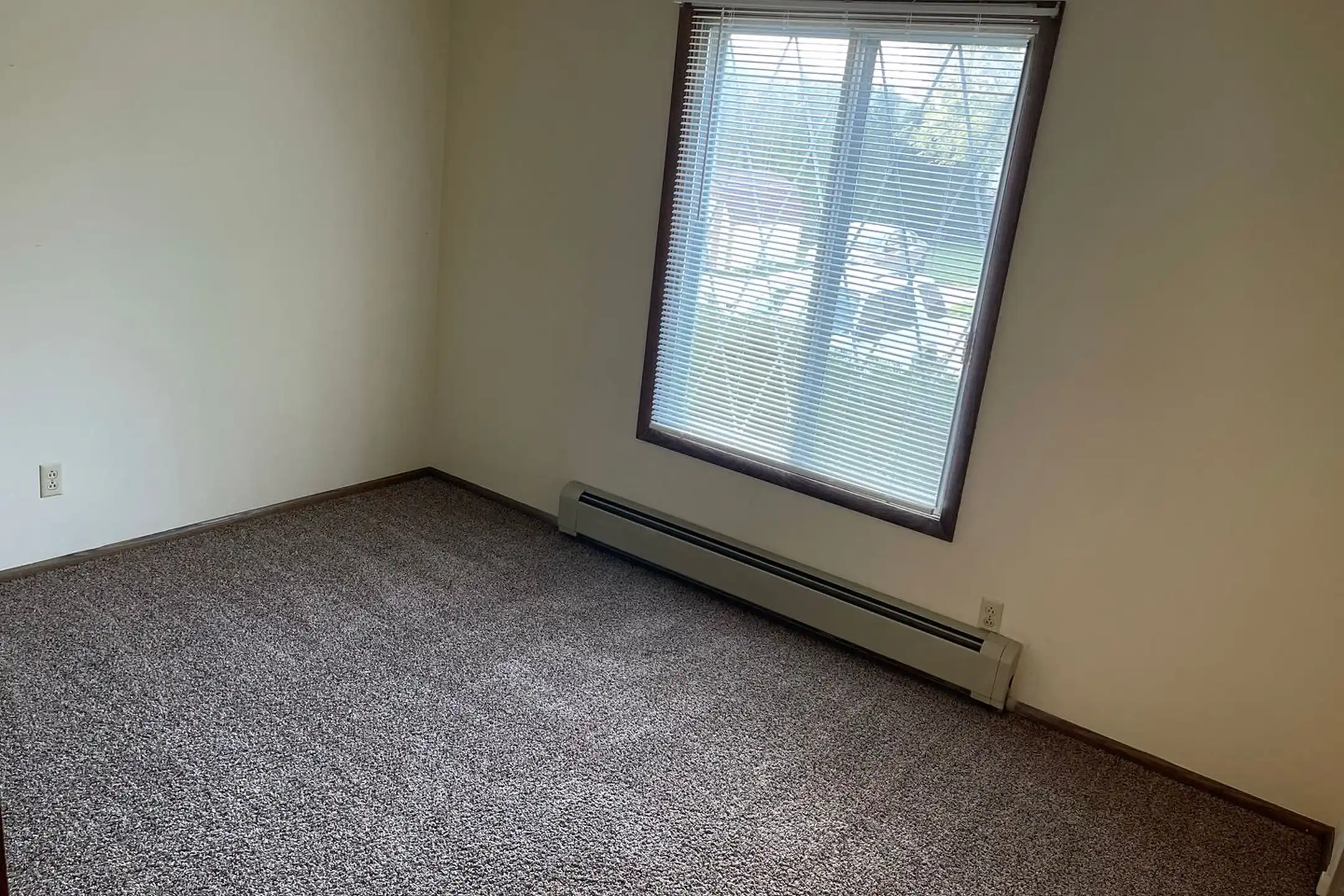 1644 N Benjamin St unit Apt #5 - Port Washington, WI 53074 ...