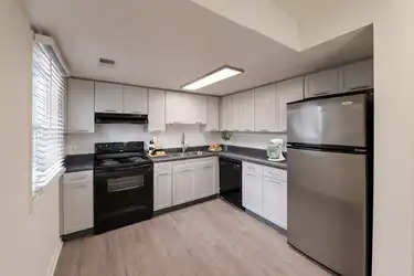 Governours Square - Columbus, OH 43220 | ApartmentGuide.com