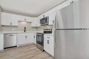 Iron Gate Apartments - Glen Ellyn, IL 60137 | ApartmentGuide.com