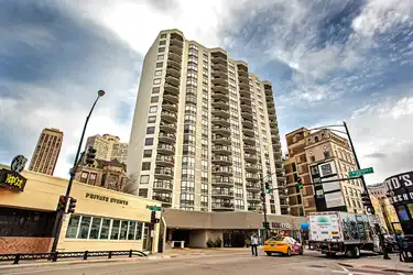 2555 N Clark St - Chicago, IL 60614 | ApartmentGuide.com