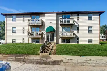 Lakewood Terrace Apartments - Bloomington, IL 61704 | ApartmentGuide.com