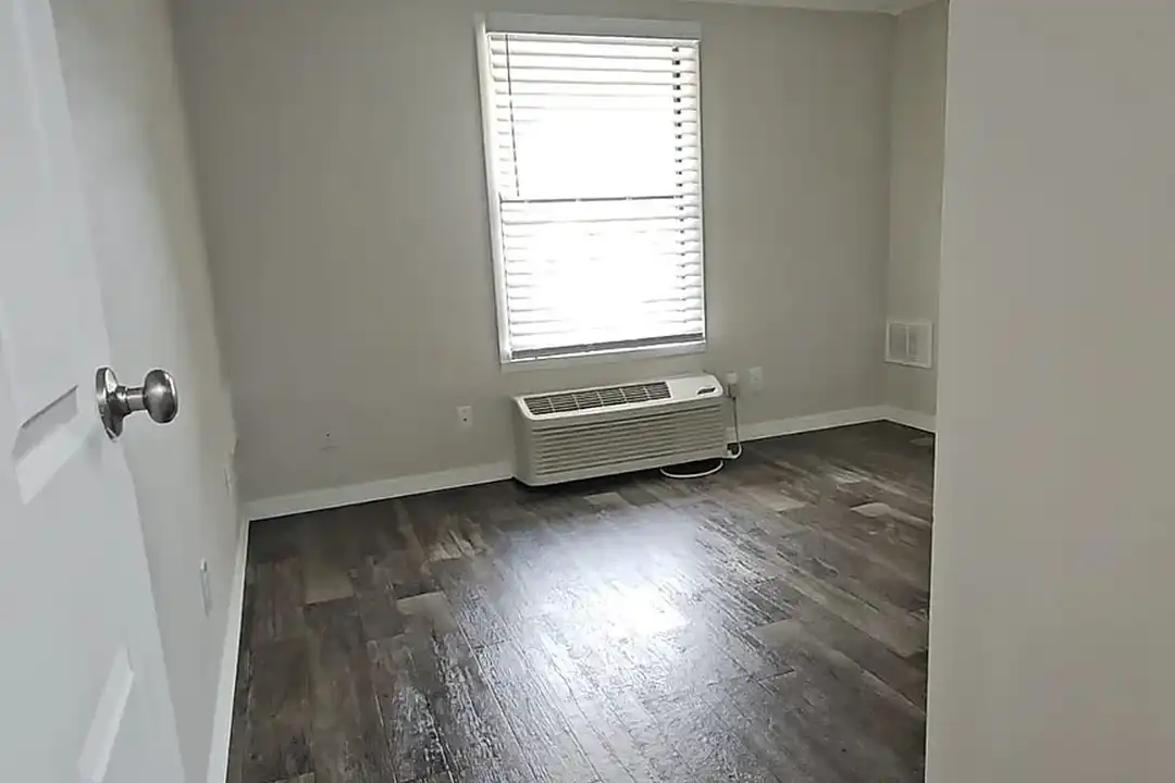 Crystal Court Apartments - Lakeland, FL 33801 | ApartmentGuide.com