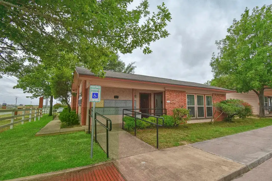 1906 S College Ave unit 102 - Decatur, TX 76234 | ApartmentGuide.com