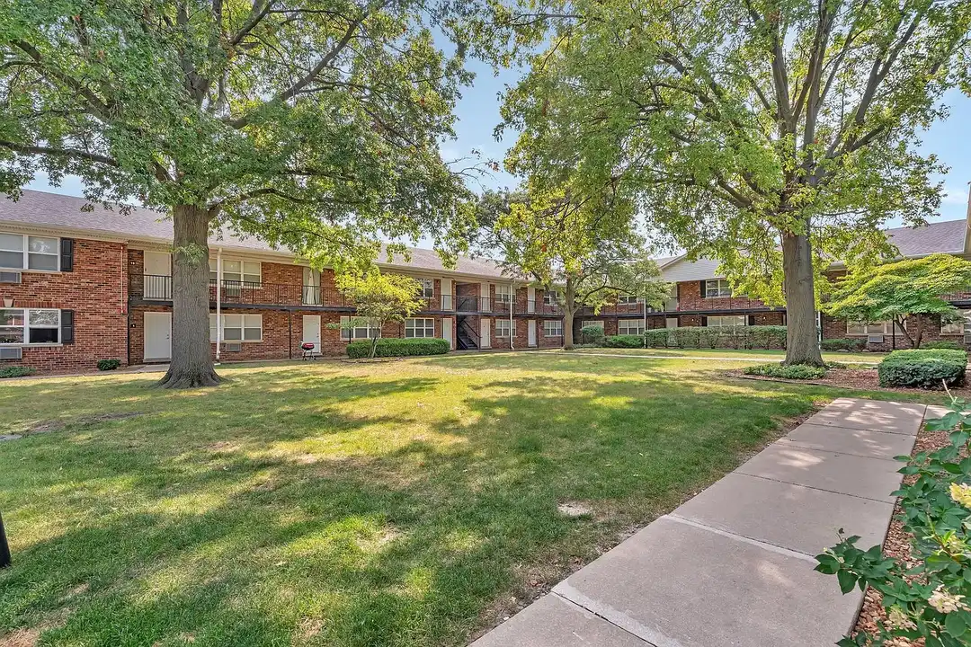 Iron Gate Apartments - Glen Ellyn, IL 60137 | ApartmentGuide.com