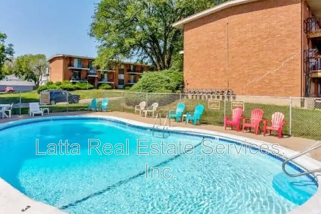 Crysler Plaza West - Independence, MO 64055 | ApartmentGuide.com