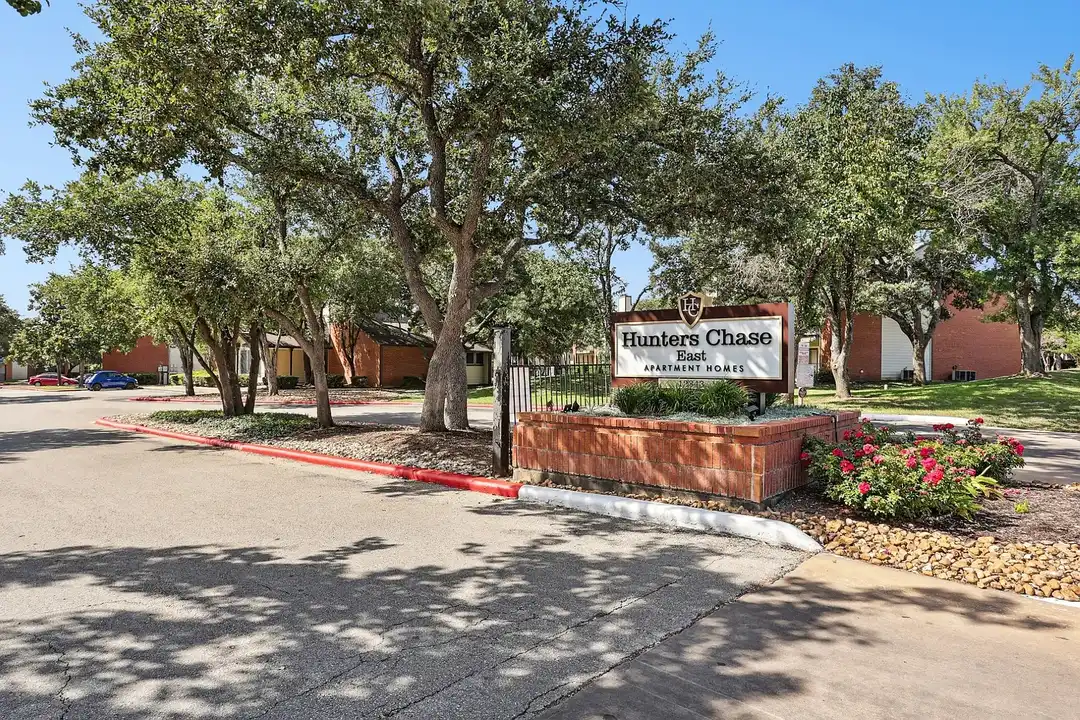 Hunters Chase - Austin, TX 78729 | ApartmentGuide.com