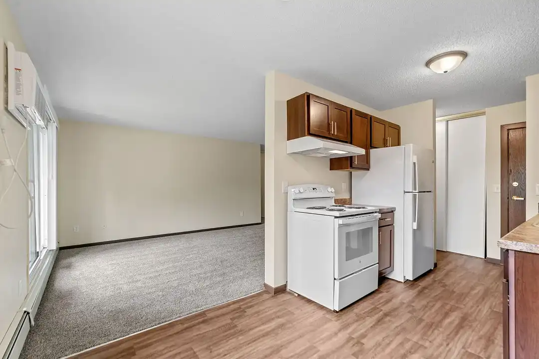 Lamplighter Village Apartments - Saint Paul, MN 55117 | ApartmentGuide.com