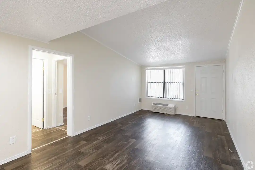 Crystal Court Apartments - Lakeland, FL 33801 | ApartmentGuide.com