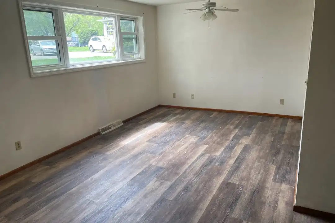 906 5th Ave S - Clinton, Iowa 52732 | ApartmentGuide.com