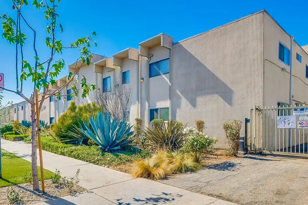 6407 10th Ave - Los Angeles, CA 90043 | ApartmentGuide.com