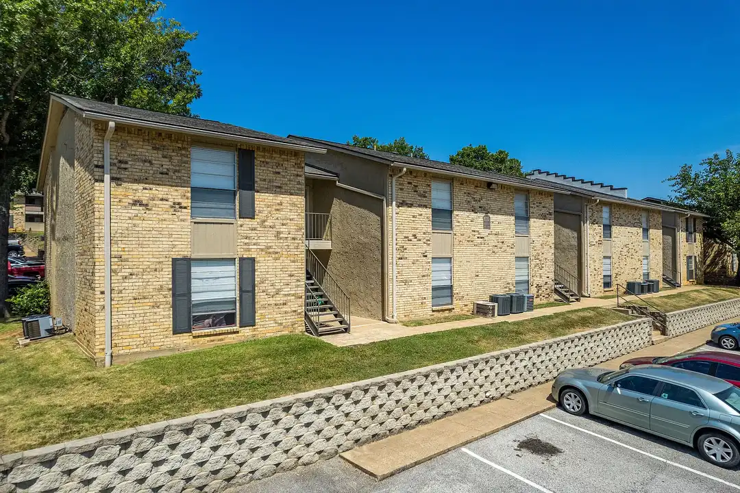 Oak Hollow Apartments - Longview, TX 75604 | ApartmentGuide.com