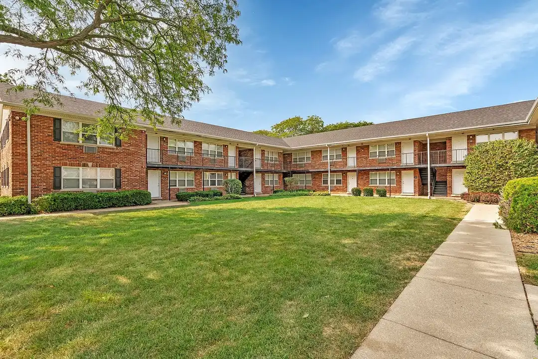 Iron Gate Apartments - Glen Ellyn, IL 60137 | ApartmentGuide.com