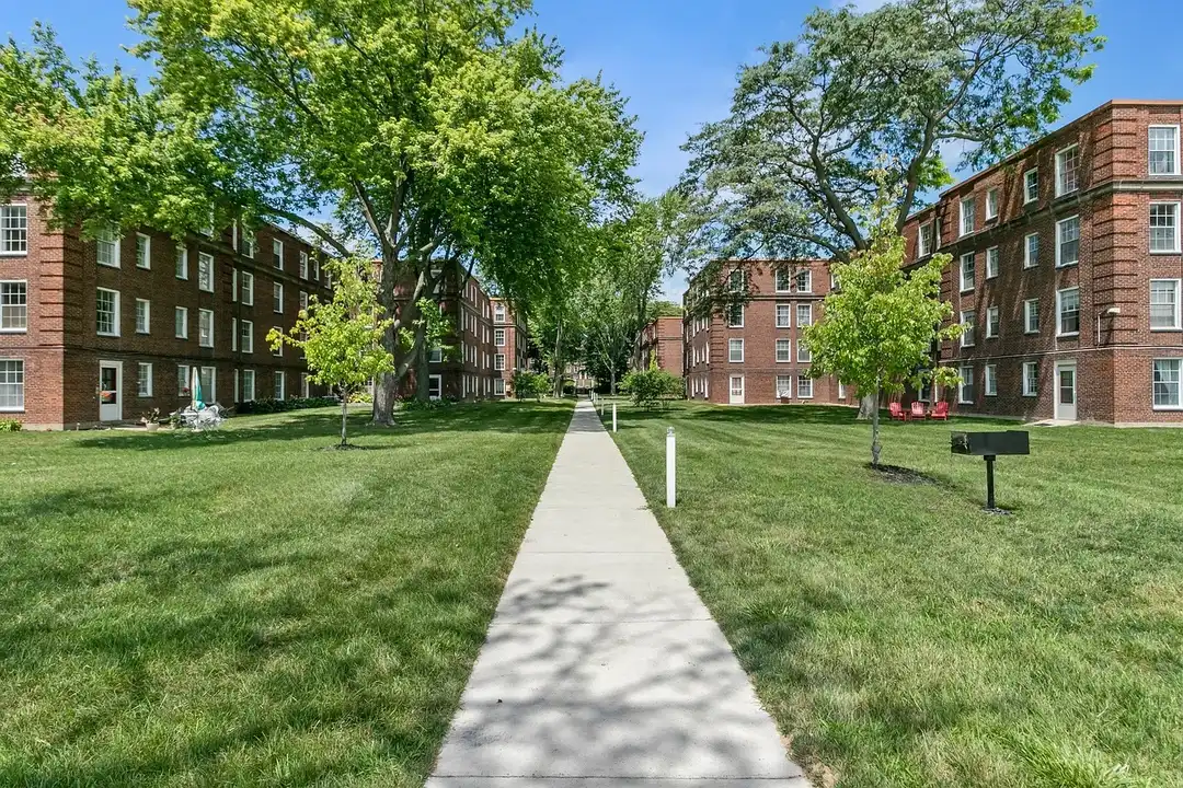 Beach Club Detroit - Detroit, MI 48214 | ApartmentGuide.com