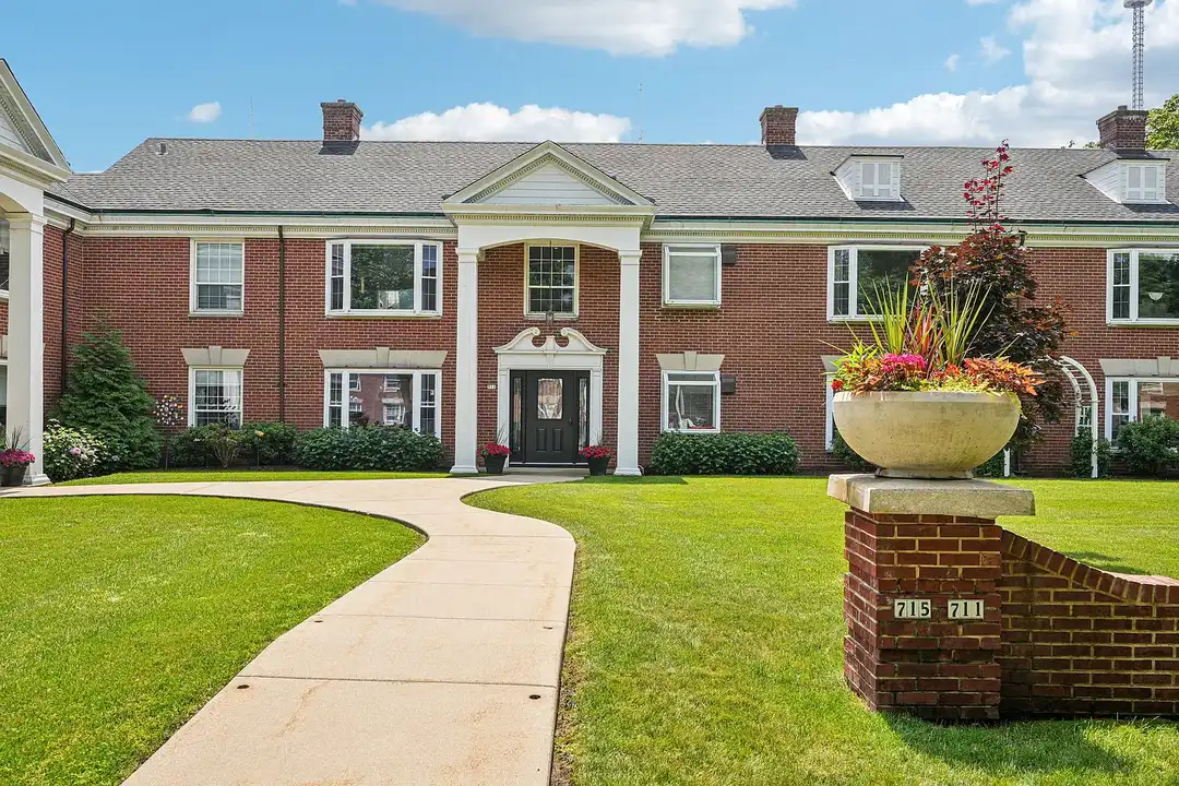 Colonial Court Apartments - Milwaukee, WI 53211 | ApartmentGuide.com