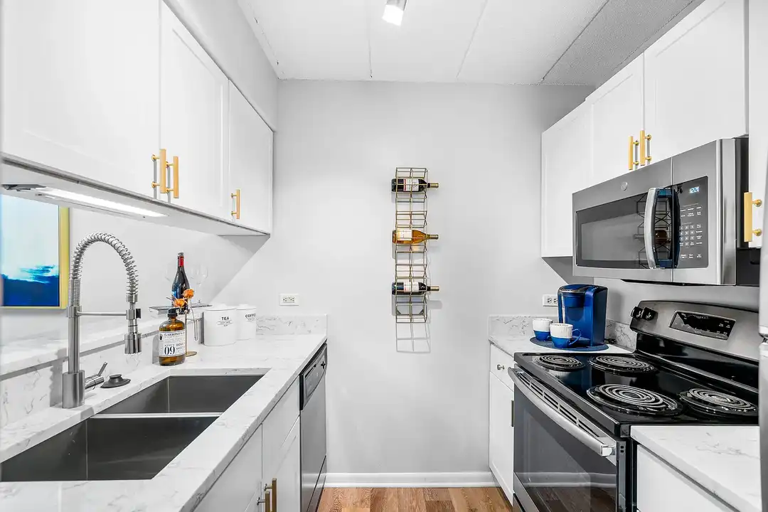 Residences at Lakeside - Lombard, IL 60148 | ApartmentGuide.com