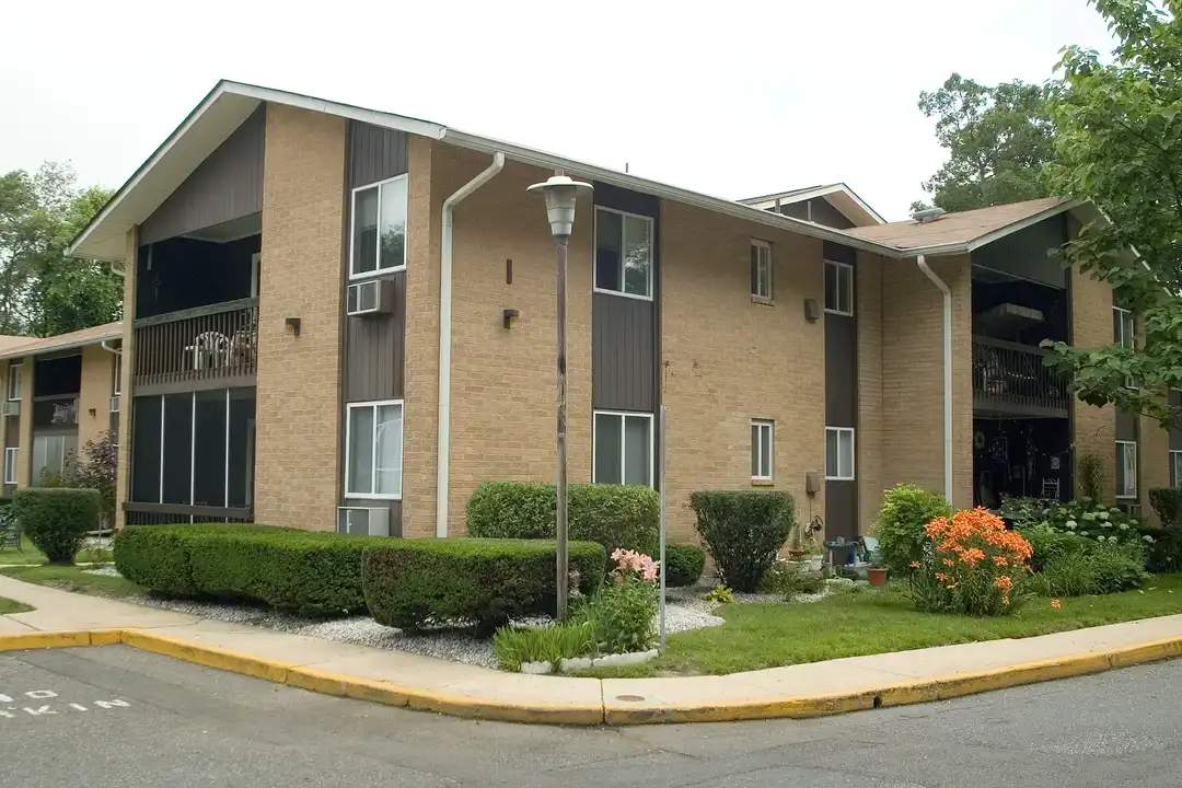 Royal Court Apartments - Spring Lake Heights, NJ 07762 | ApartmentGuide.com