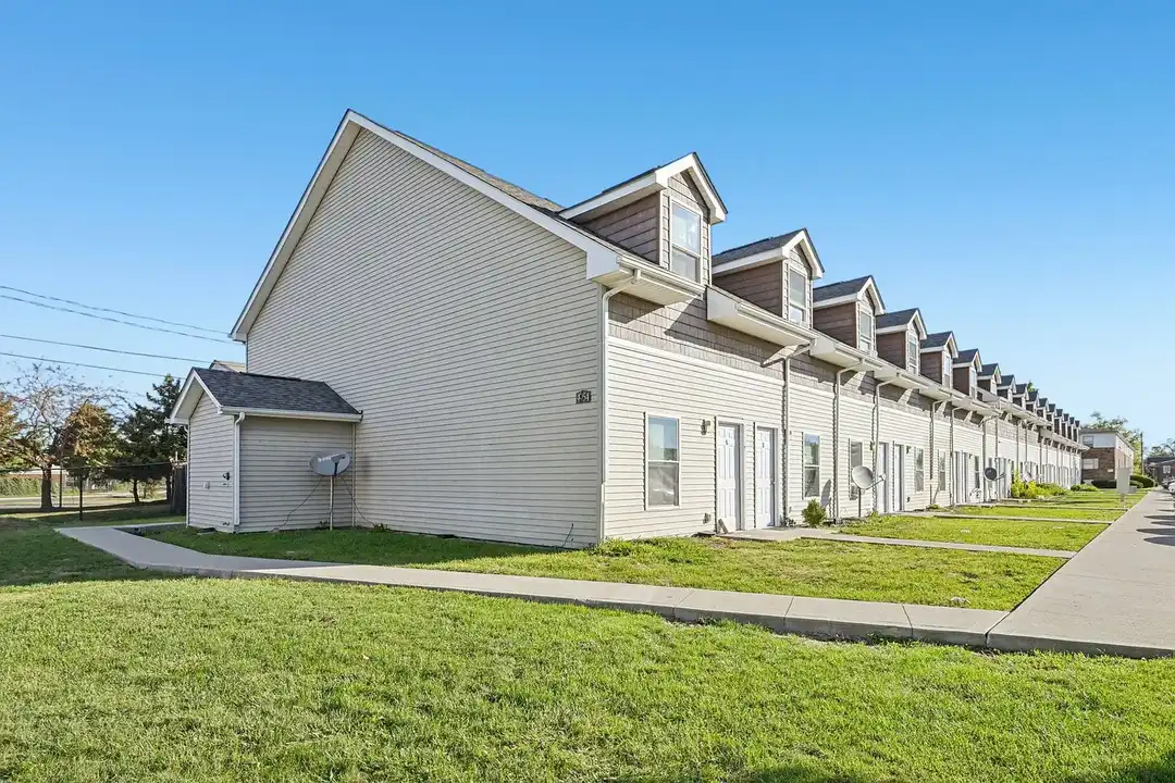 Village Court Apartmemts - Columbus, OH 43229 | ApartmentGuide.com