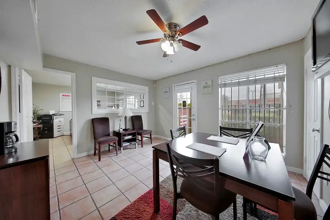 Pelican Pointe - Houston, TX 77081 | ApartmentGuide.com