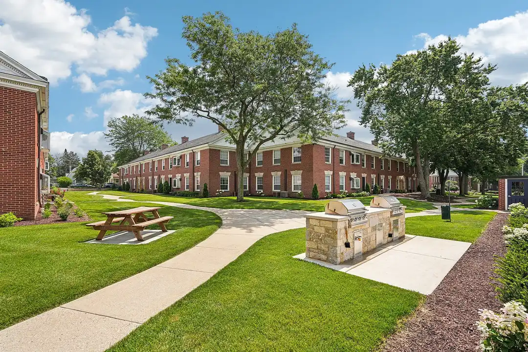 Colonial Court Apartments - Milwaukee, WI 53211 | ApartmentGuide.com