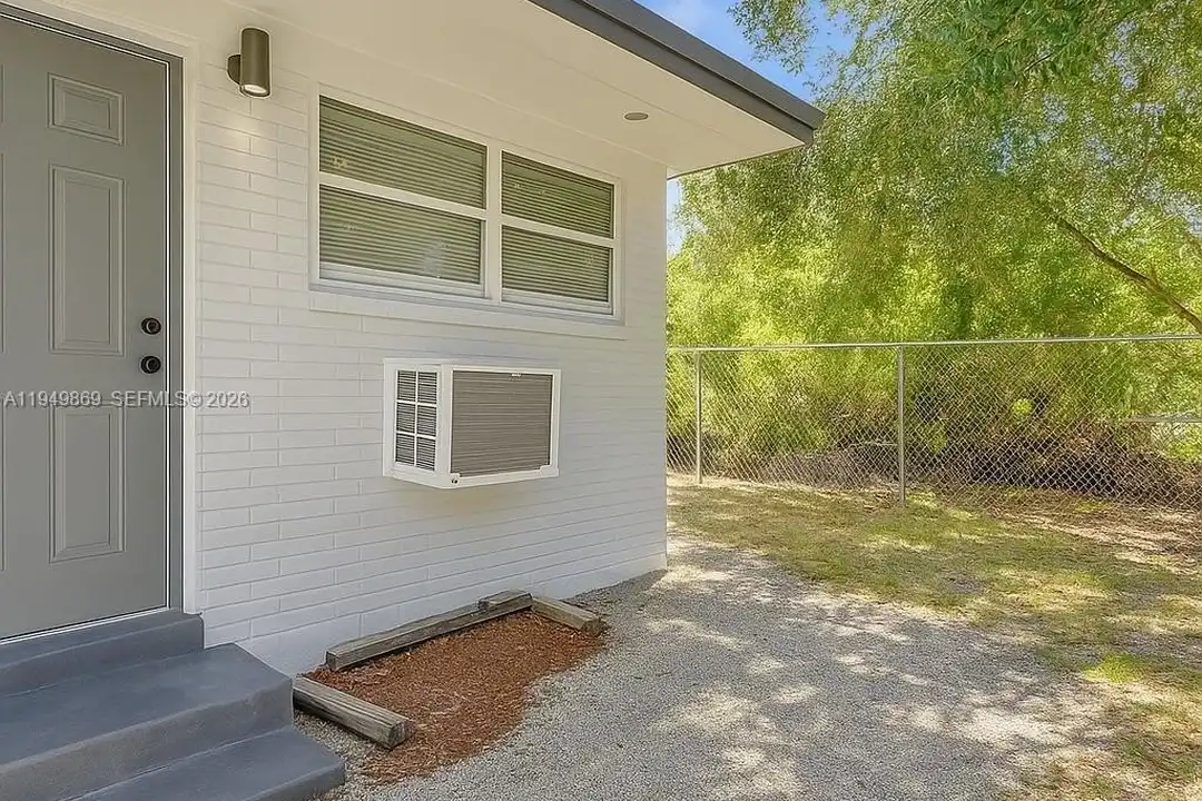 105 NW 14th Way #4 - Dania Beach, FL 33004 | ApartmentGuide.com